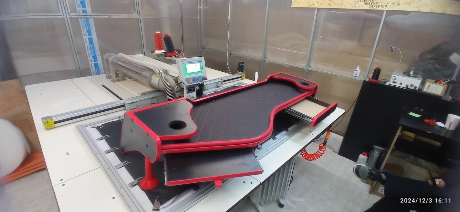 Автополка с выдвижным столиком и подстаканниками для Volvo Вольво FH FM 12/13 (2002-2008) Черная экокожа Красная окантовка