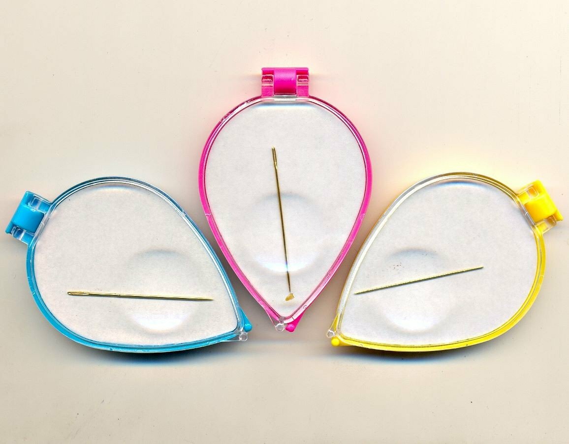 Магнитный футляр (3 шт) для хранения игл (игла в комплекте) со встроенным заправщиком нити и лупой DJ-278_3