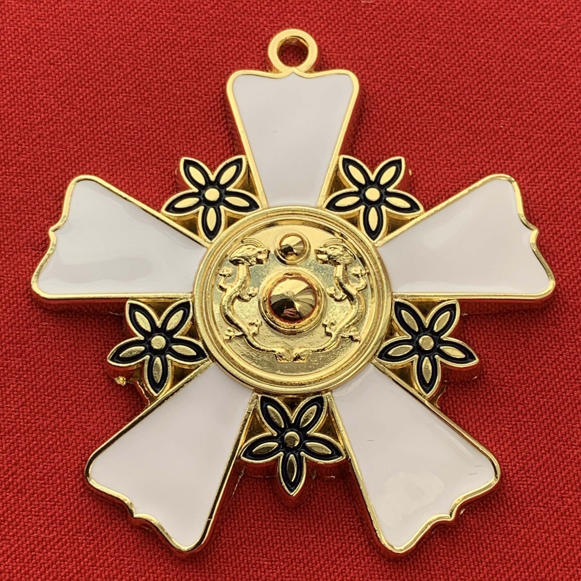 Знак ордена Двойного Дракона, муляж иностранной награды. Размер 57х53 мм.