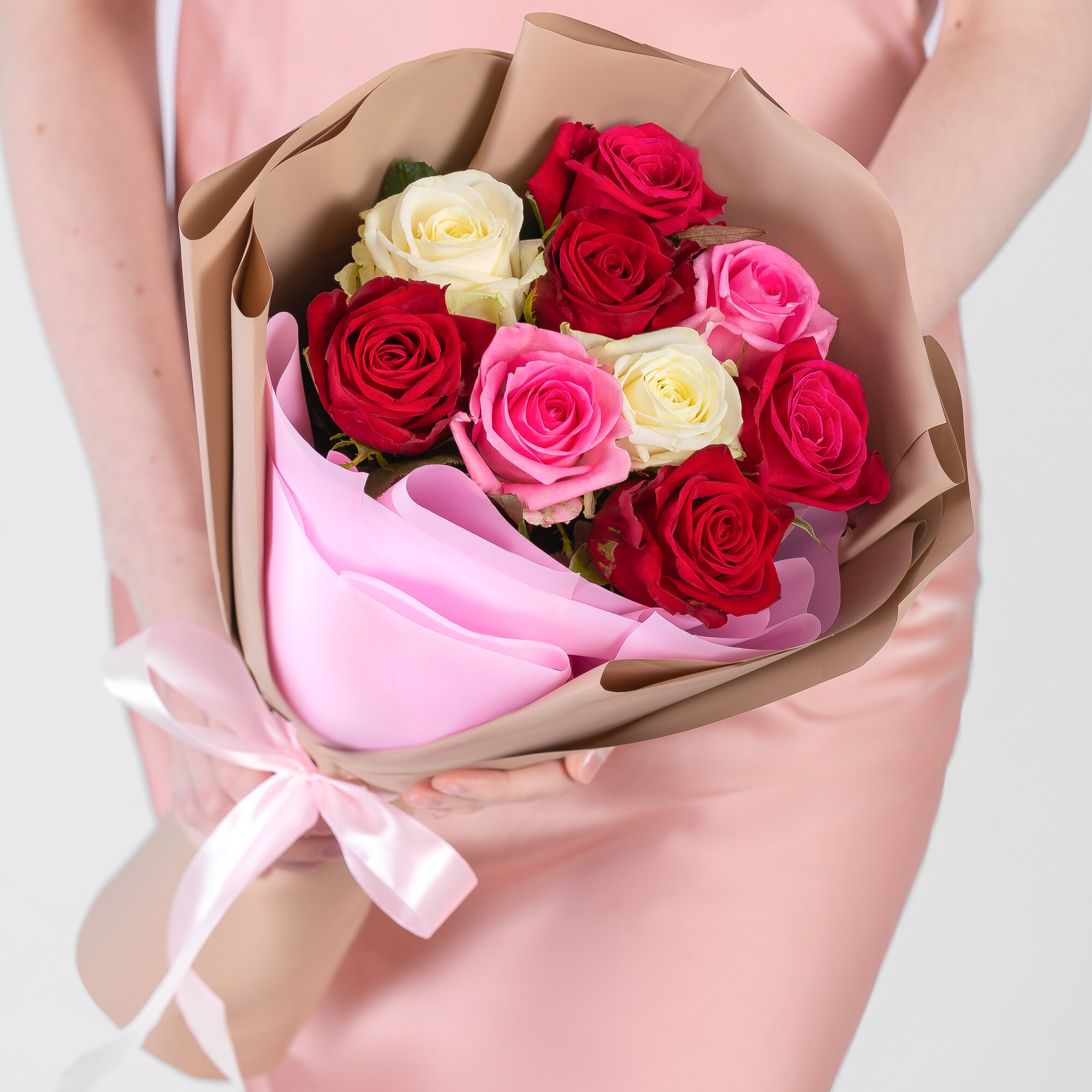 Букет Мегацвет24, розы микс, 40см, 9шт, в дизайнерской плёнке с лентой