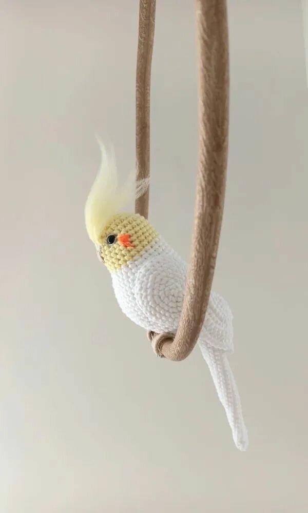 Вязаная игрушка попугай Корелла
