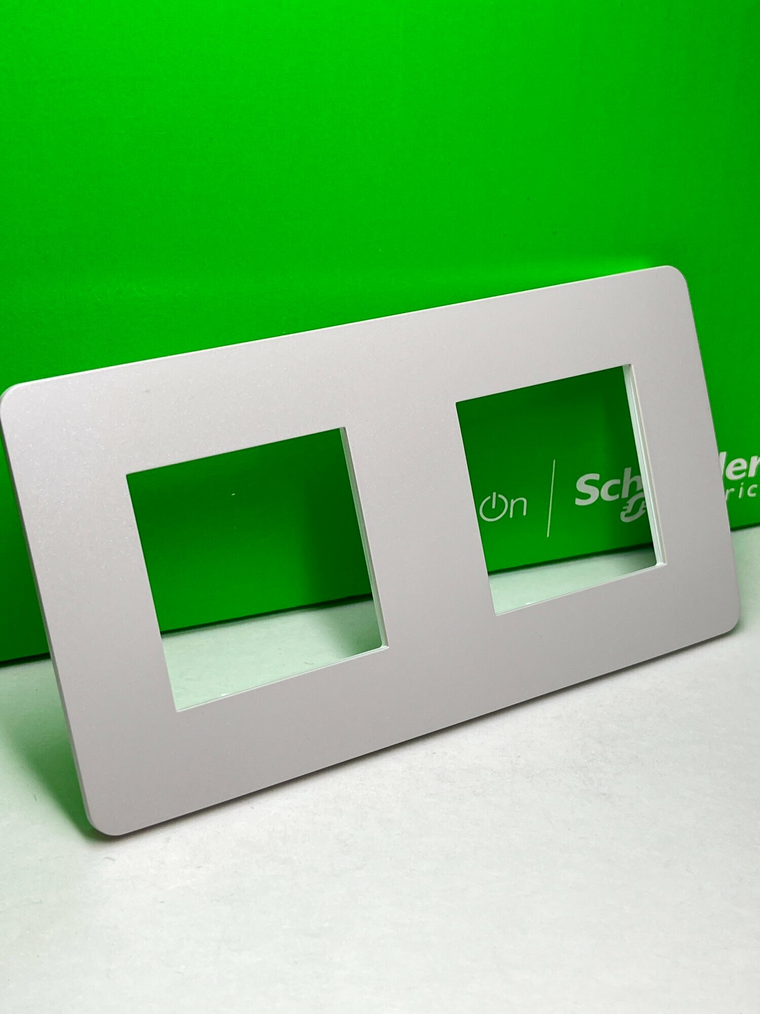Unica Studio Шампань/Белый Рамка 2-ая Schneider Electric NU280424 .