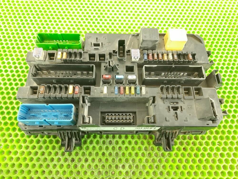 Блок предохранителей салонный Opel Astra GTC H Z16XER 2004 (б/у) 13145017