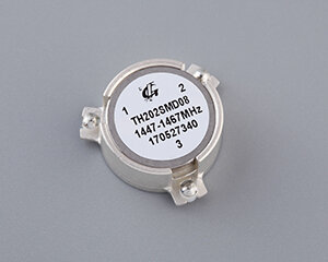 1.2 GHz to 3.8 GHz, 0.4 dB Insertion Loss, 23 dB Isolation, SMD Series Isolator-TH202SMD08