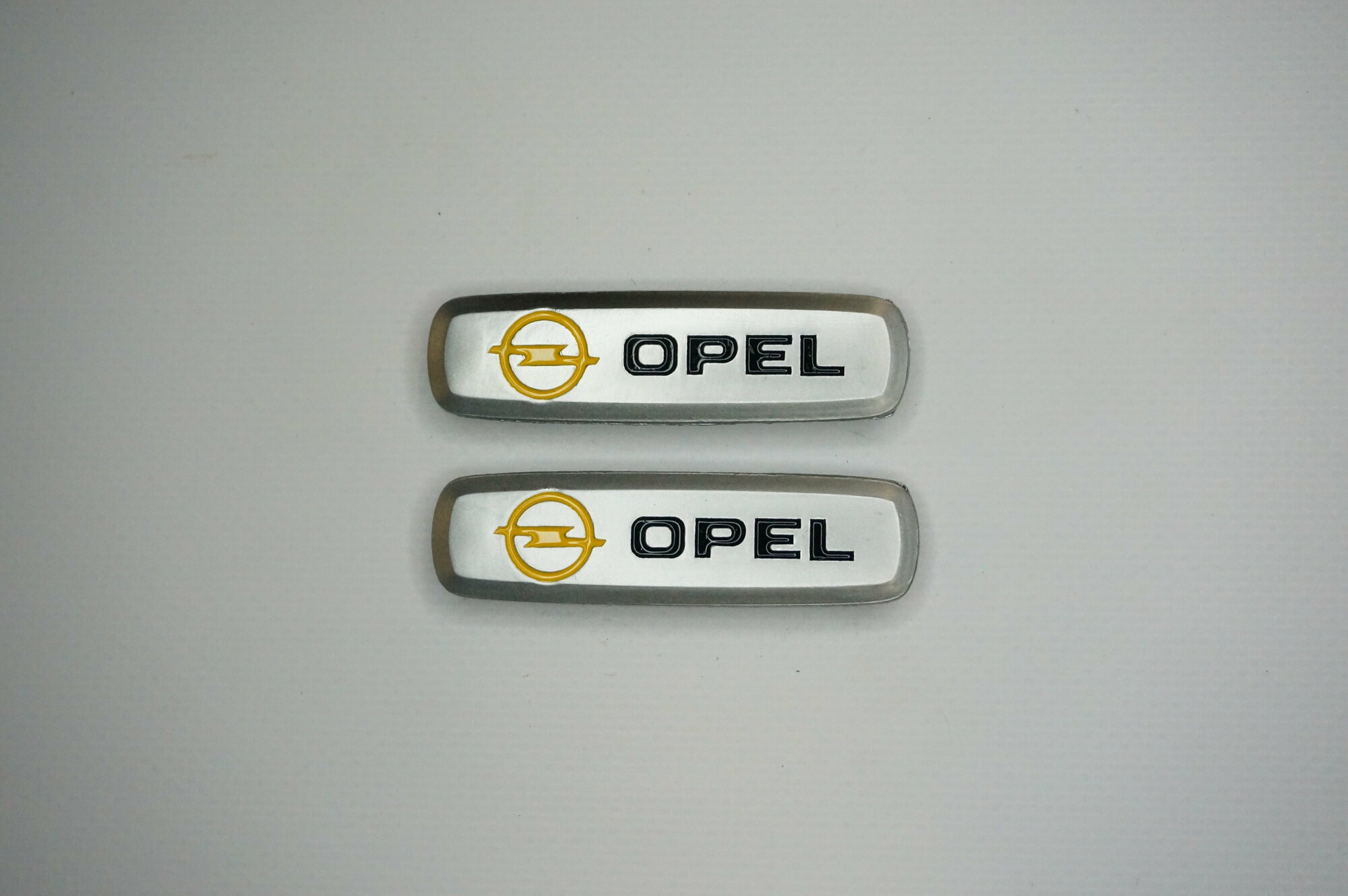 Логотип (шильдик) на автомобильные коврики с маркой автомобиля Opel / Опель