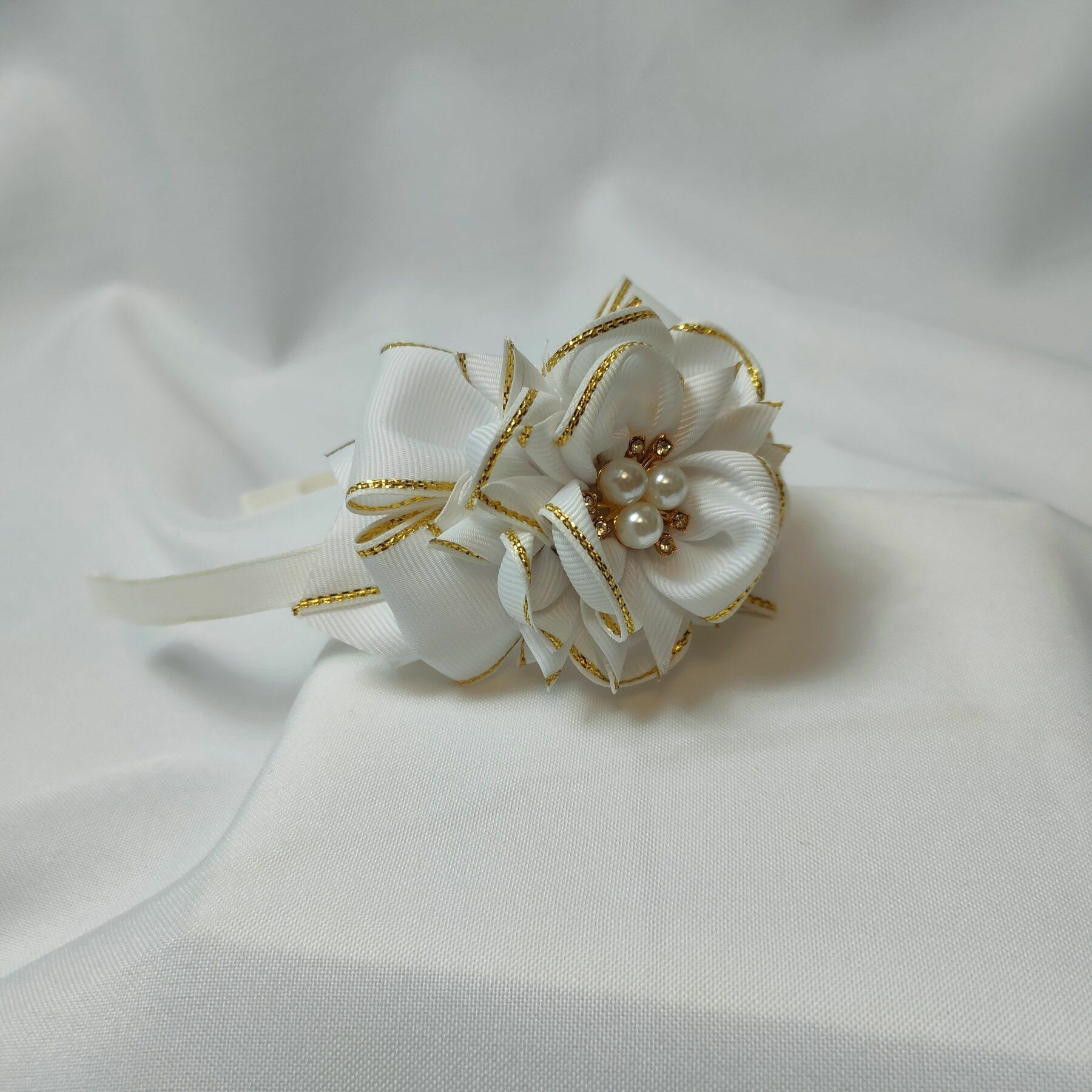 Ободок для волос ручной работы, нарядный, цвет белый с люрексом цветок