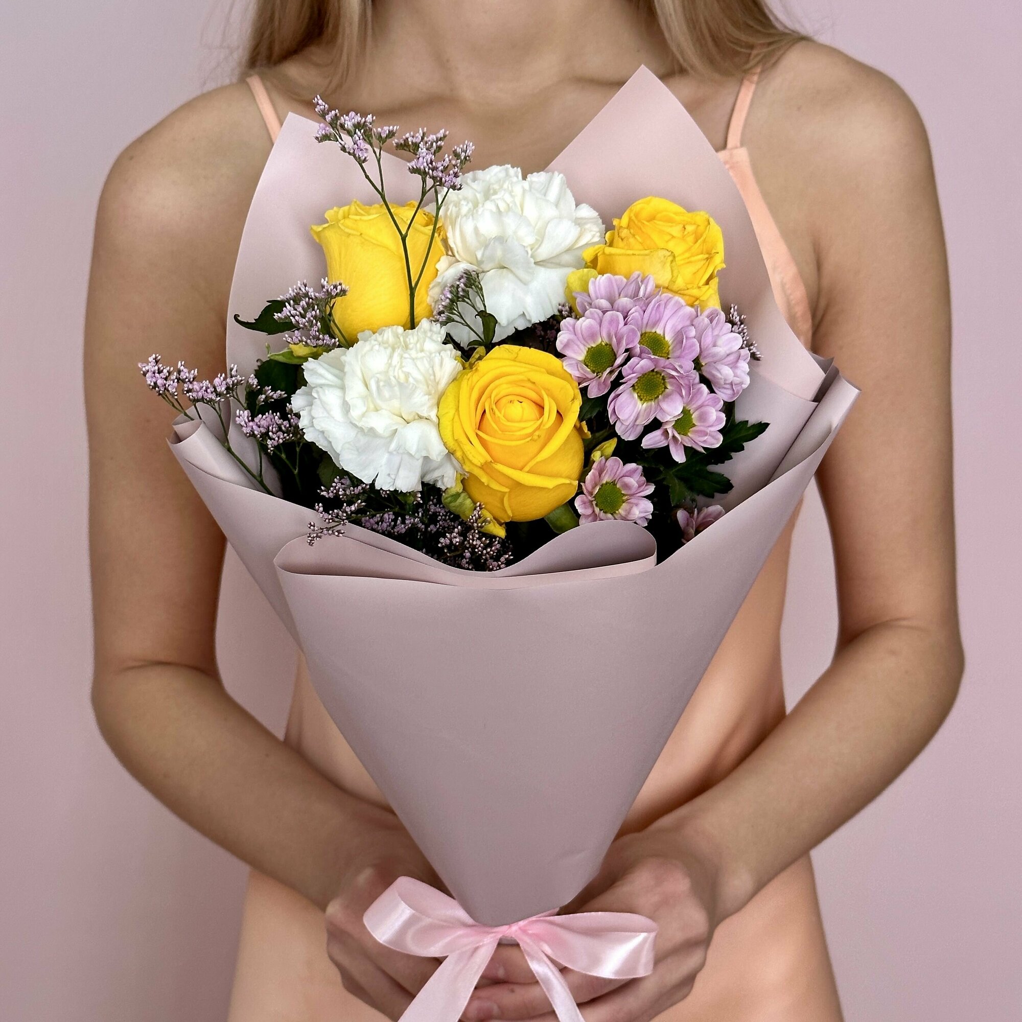 Цветы живые букет из гвоздик, роз и хризантем в упаковке с лентой "Ласточка" Flor2u