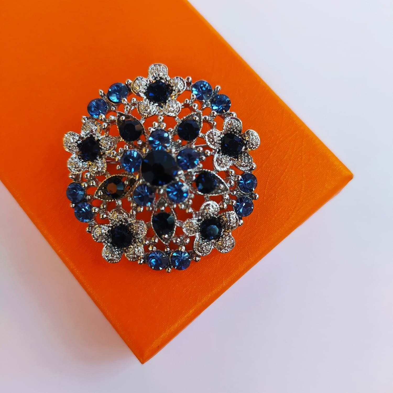 Брошь, стразы