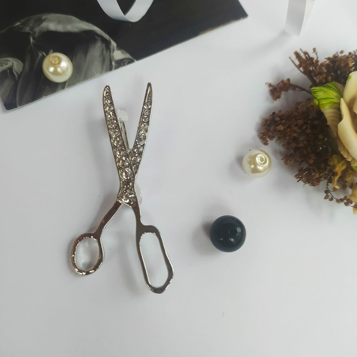 Брошь, стразы