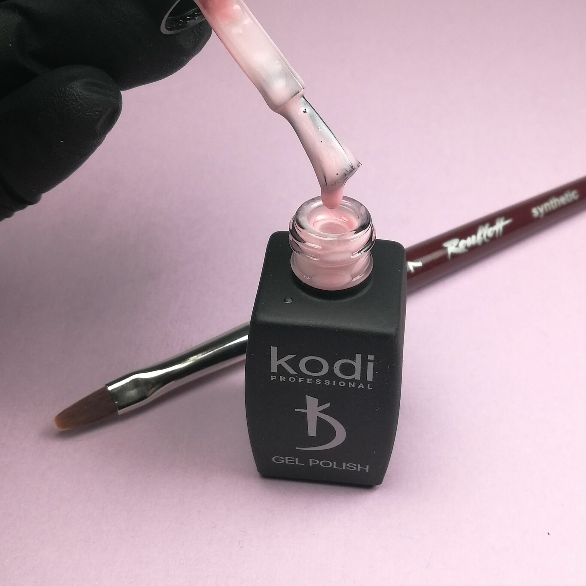 Кисть овальная/вишня Roubleff 7 синтетика, красная + в подарок KODI Гель-лак №78 (70M) розовый, 8мл.