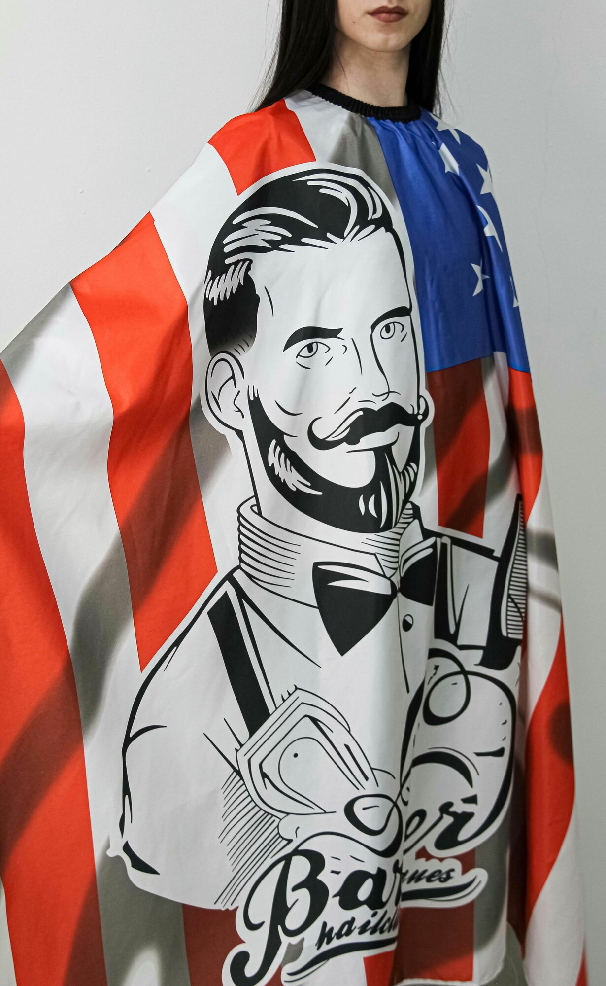 Пеньюар парикмахерский Barber Haircur and Shaves на резинке с крючками белый красные полоски,140х160см