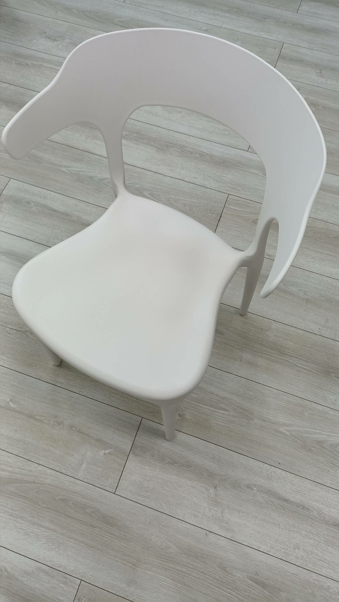 Стул с подлокотниками белый пластиковый ENOVA , штабелируемый