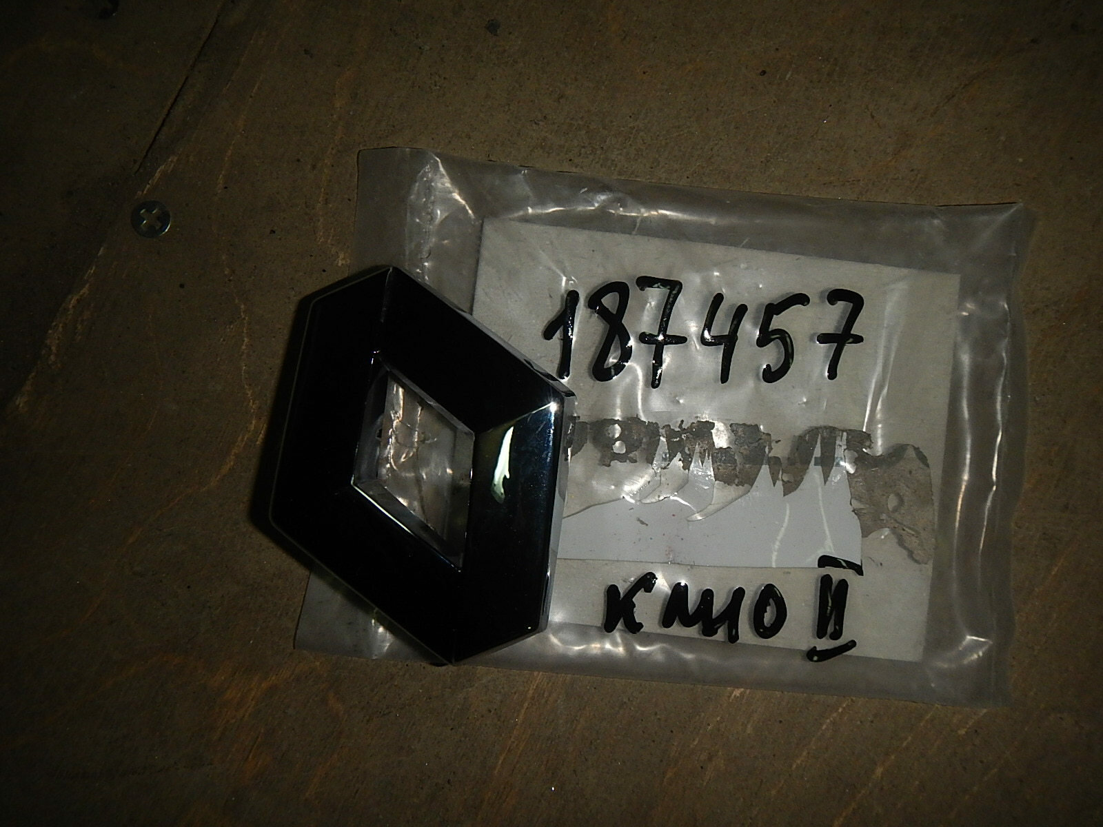 Б/У Эмблема, Renault (Рено)-CLIO (05-) RENAULT CLIO (05-) решетки радиатора новая 187457 RENAULT арт. 8200057918