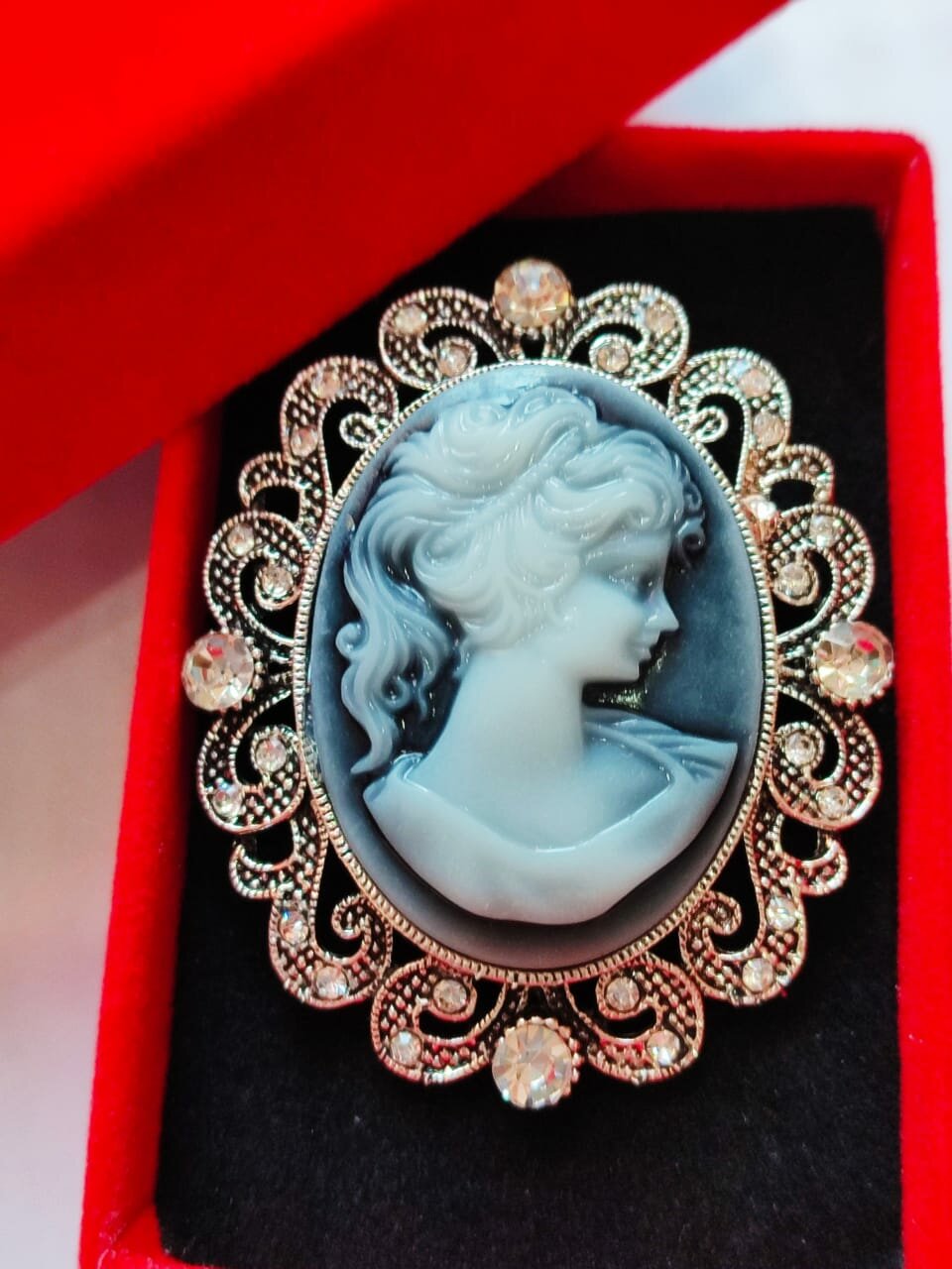 Брошь, стразы