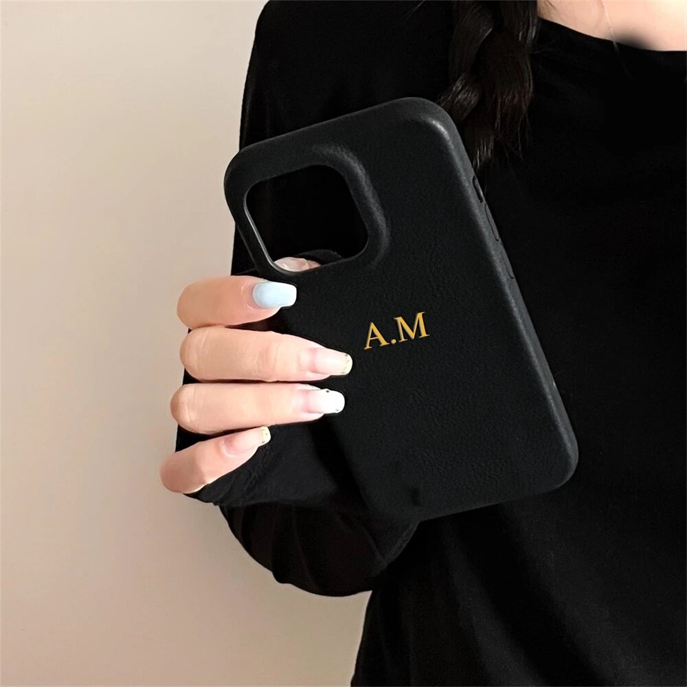 Для iPhone 16, персонализированный кожаный чехол для телефона с индивидуальным именем для iPhone 16, 15, 14, 13, 12 Pro Max, роскошная защитная задняя крышка на заказ Черный, Black, for iphone 16