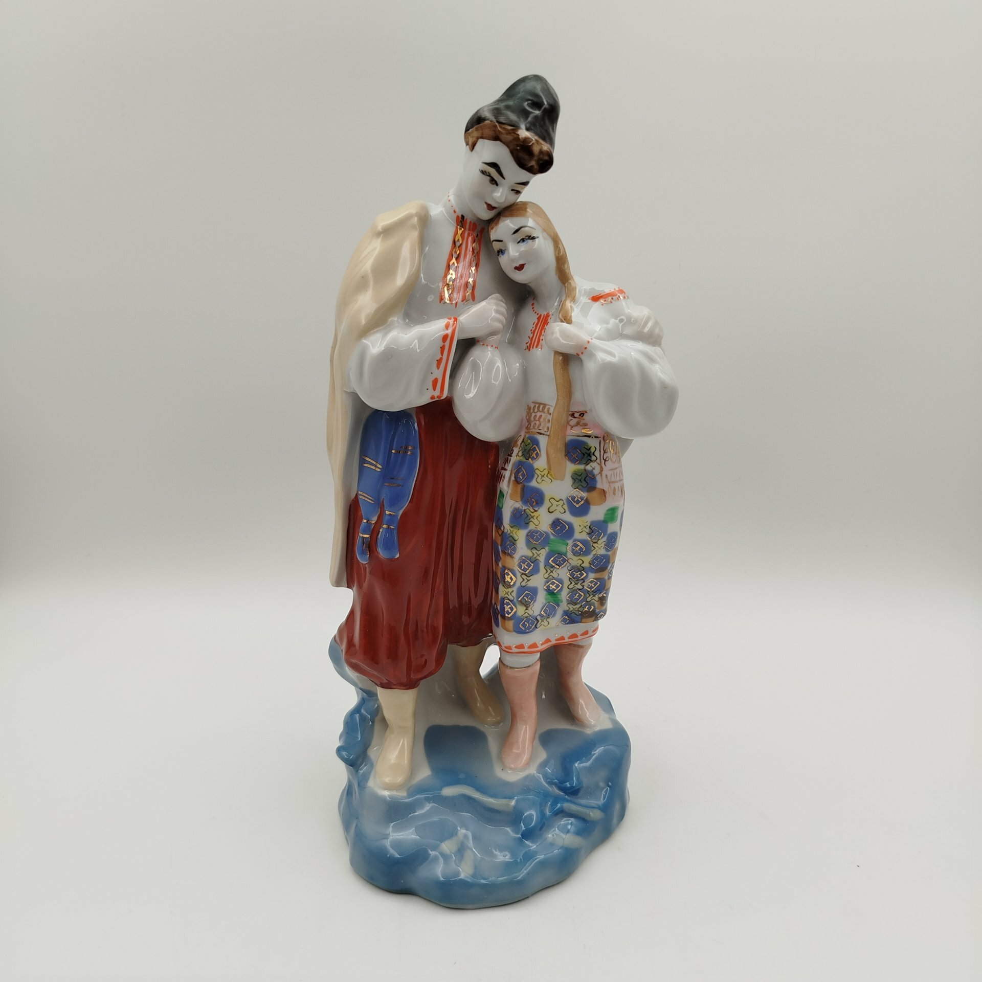 Статуэтка "Майская ночь", скульптор О. Л. Жникруп, фарфор, роспись, золочение