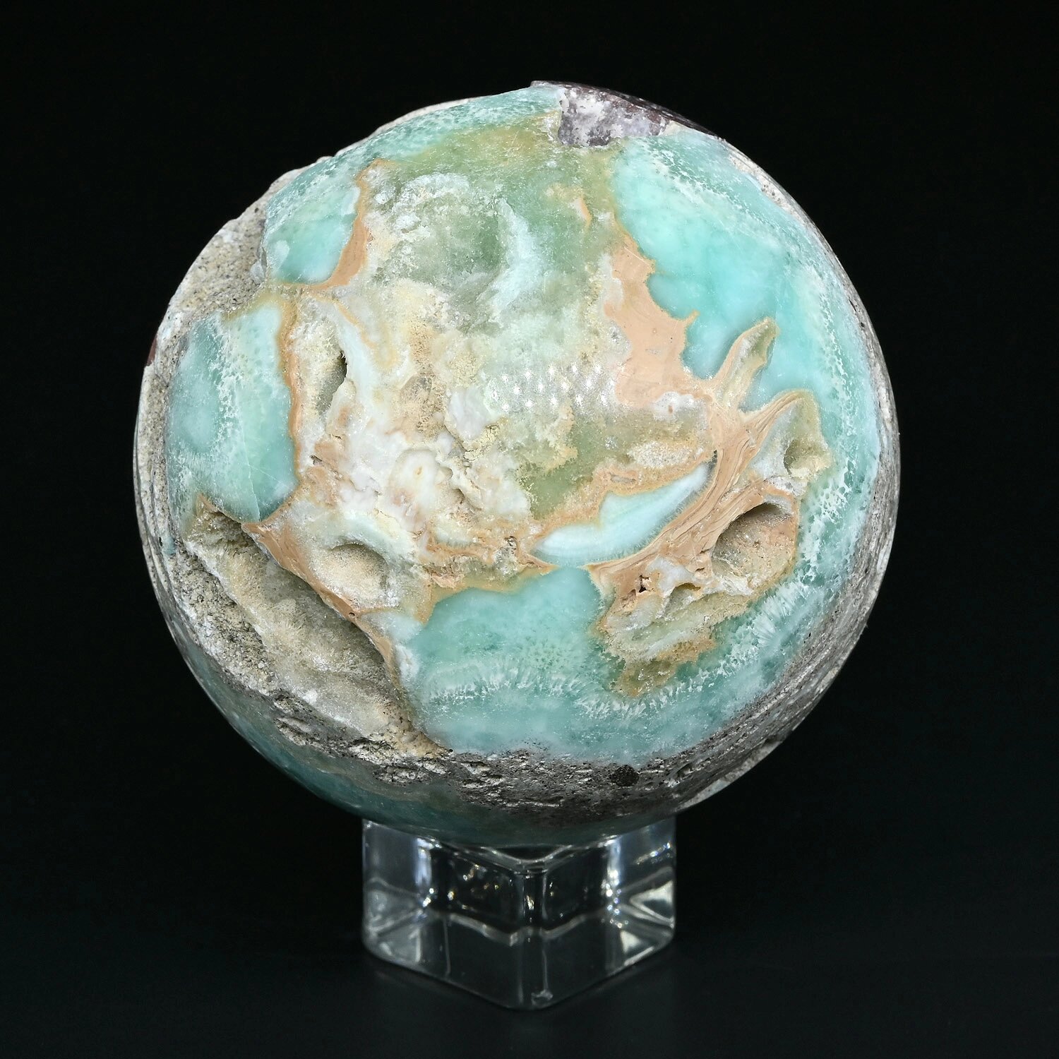 Шар из арагонита голубого с жеодами диаметр 78мм, 612г .