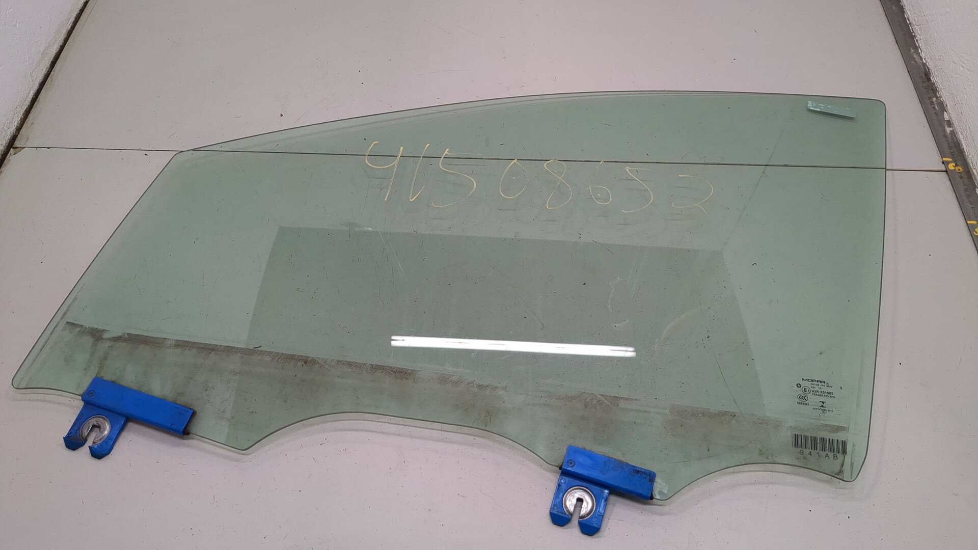 Стекло боковой двери левое переднее Chrysler Voyager Б/У