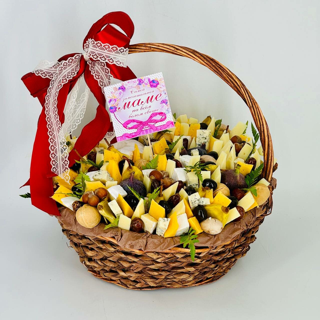 Подарок любимой маме. Большая сырная корзина с орехами и сухофруктами. Букет из сыра