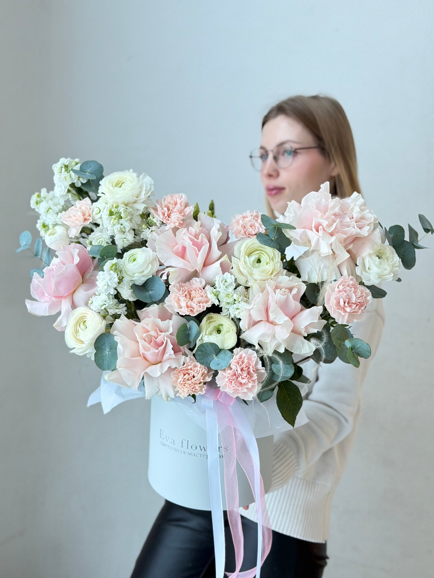 Цветы в коробке "Красивые цветы", розы, ранункулюсы, гвоздики, маттиола