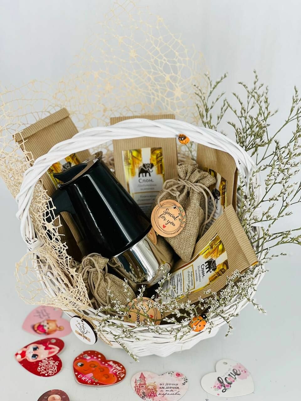 Элитный кофе с гейзерной кофеваркой и орешками, подарок в корзине ко дню всех влюбленных и 8 марта