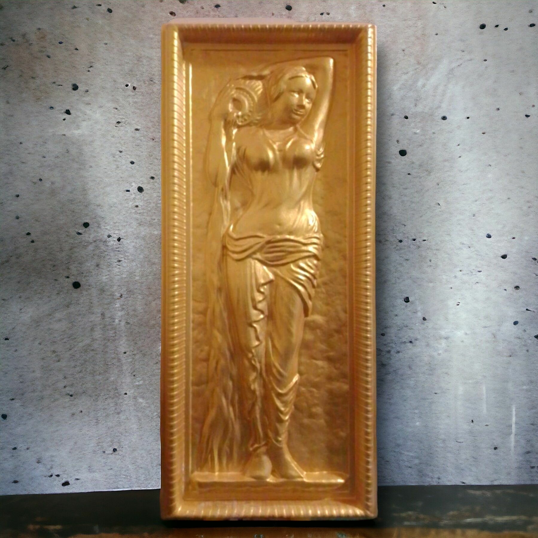 Большое панно, сувенир Девушка с кувшином, из гипса. Декор, картина для дома, офиса, кафе.