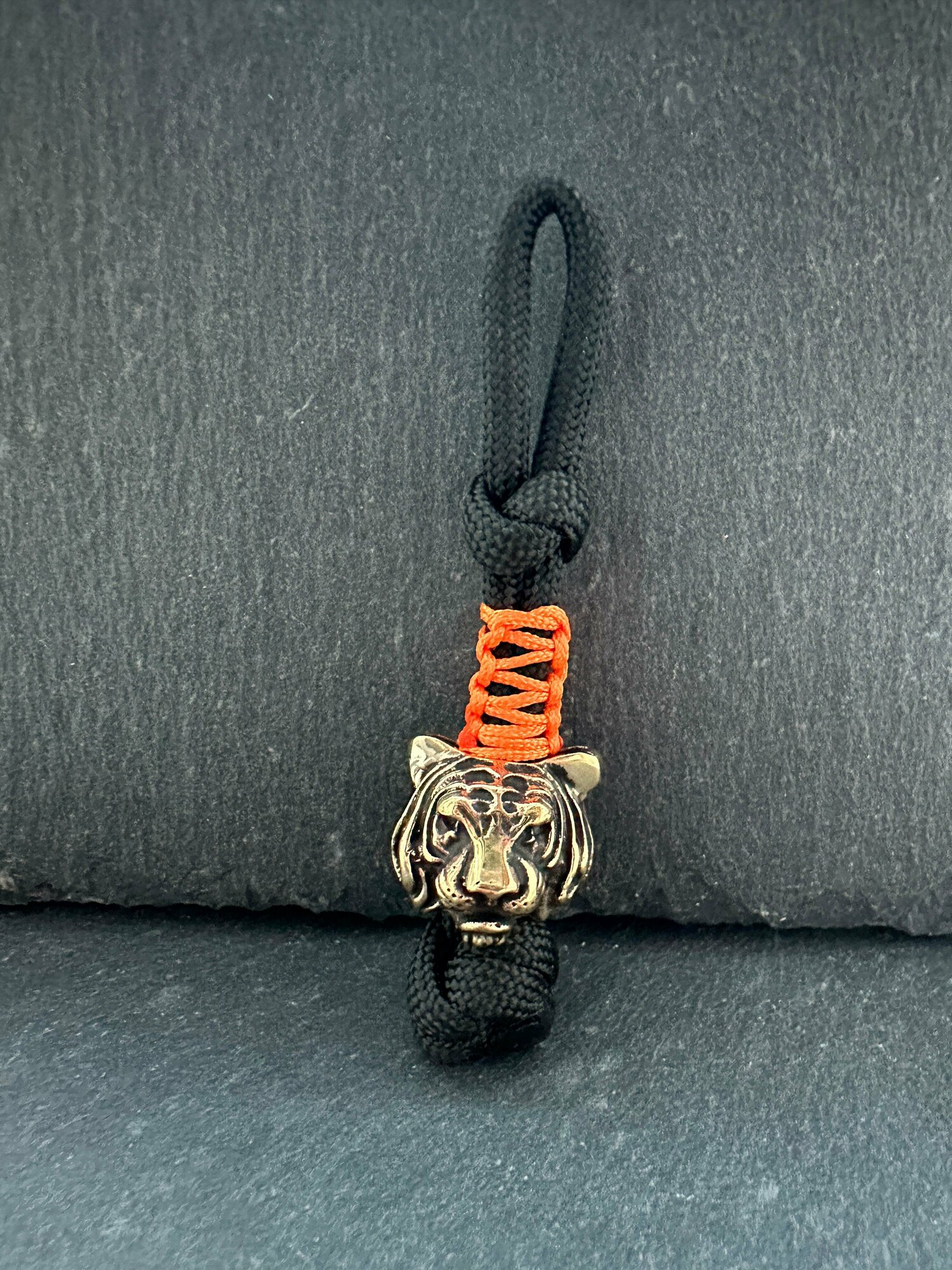 Темляк с латунной бусиной Тигр