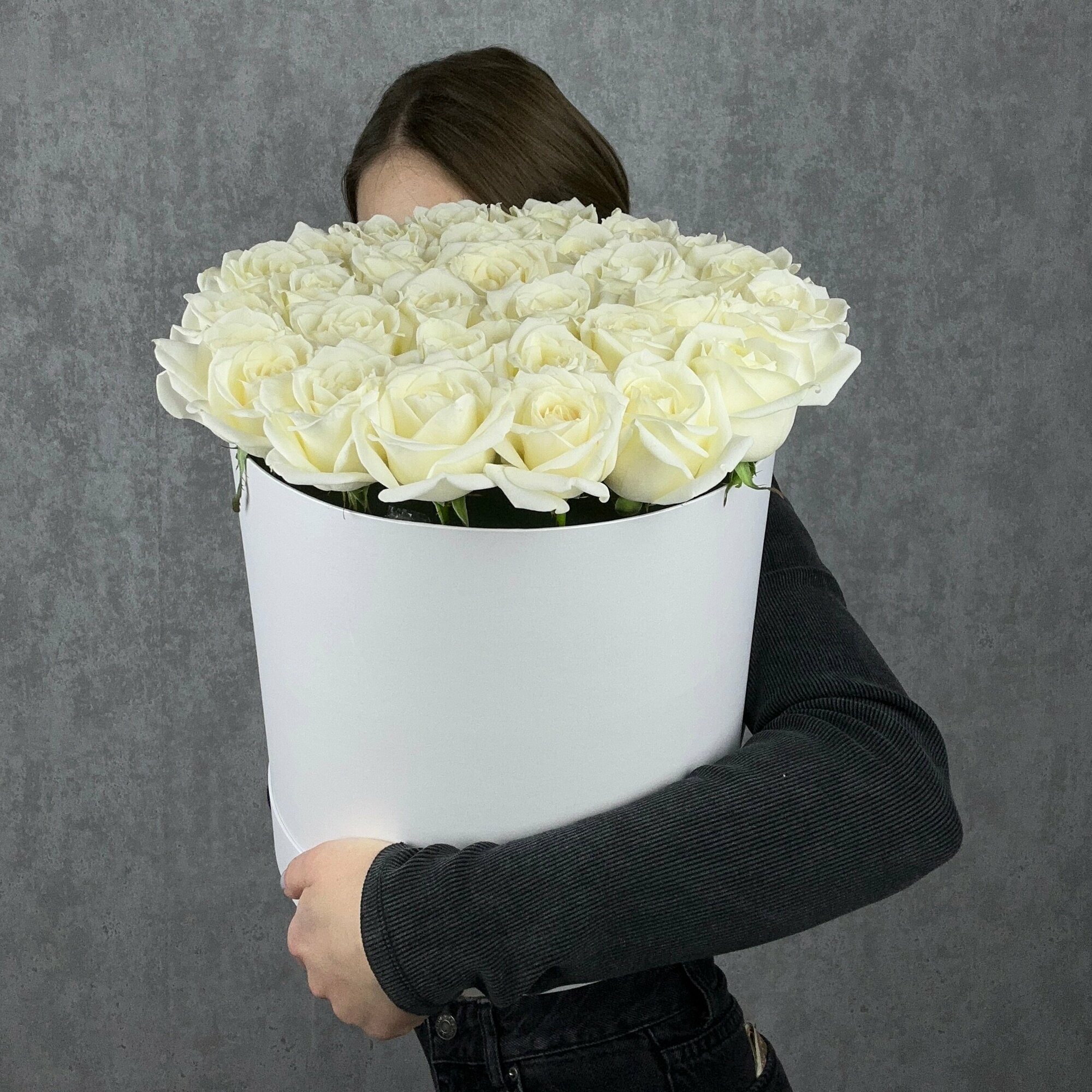 Цветы живые букет в шляпной коробке из 29 белых роз от Sharmonic Fleur