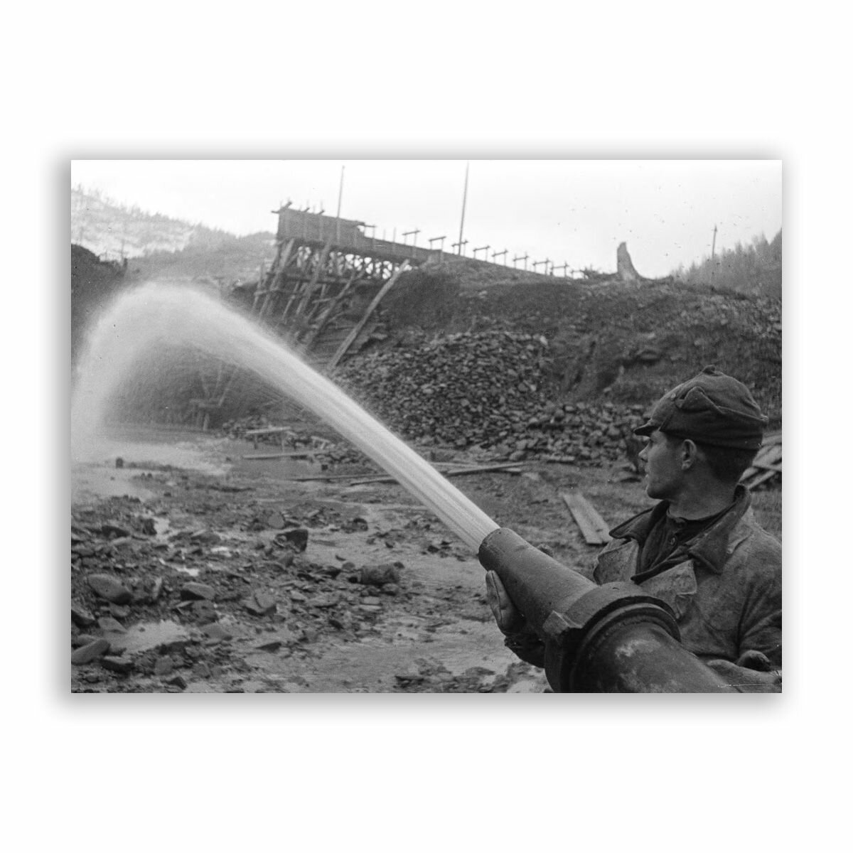 Советский постер, плакат на бумаге / Советские рабочие / Размер 30 x 40 см