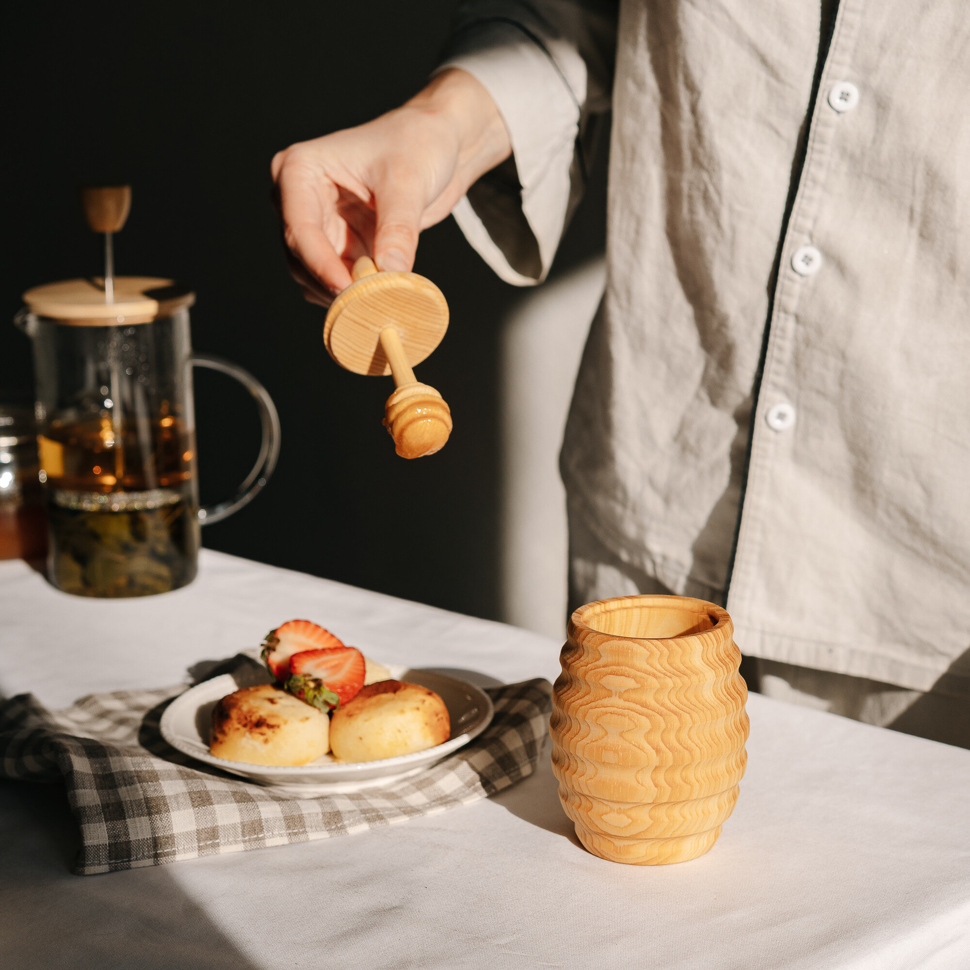 Кубышка для меда, соли, специй, пряностей из древесины кедра с ложкой для меда. KD6
