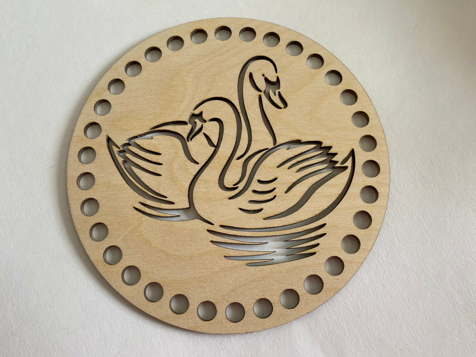 Набор для вязания корзин - донышко и крышка "Лебеди", диаметр 15см, диаметр отверстий 8мм, шлифованная заготовка. Готовы для декупажа.