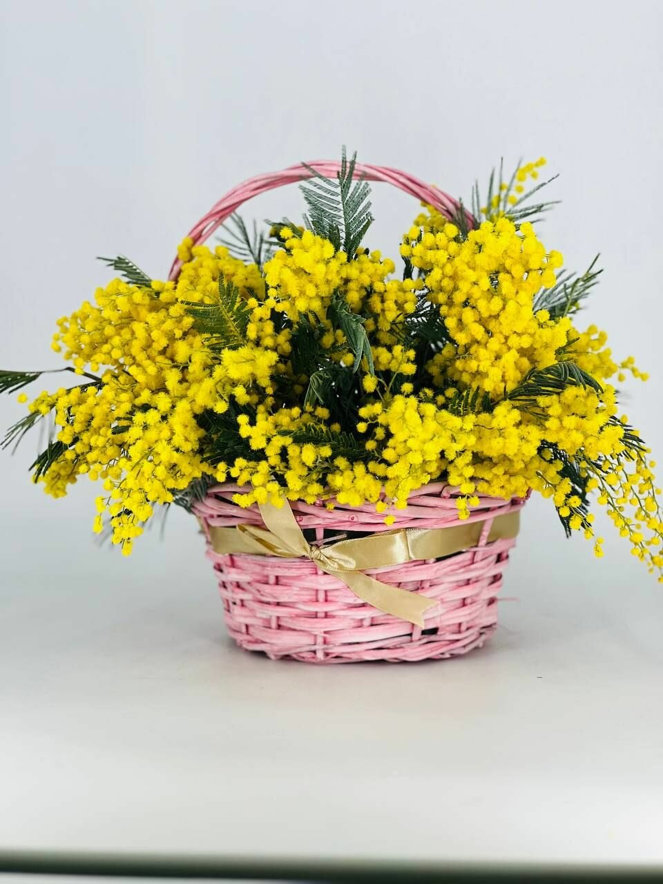 Букет из мимозы в плетеной розовой корзине, 11 шт.
