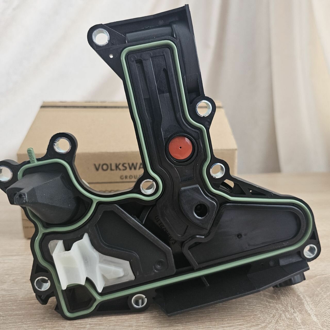 Маслоотделитель 2.0 TSI CCZA/CCZB 2.0 TSI Gen 2 Passat Tiguan Jetta A3 A4 A5 A6 Q5 - арт. 06H103495AJ VAG