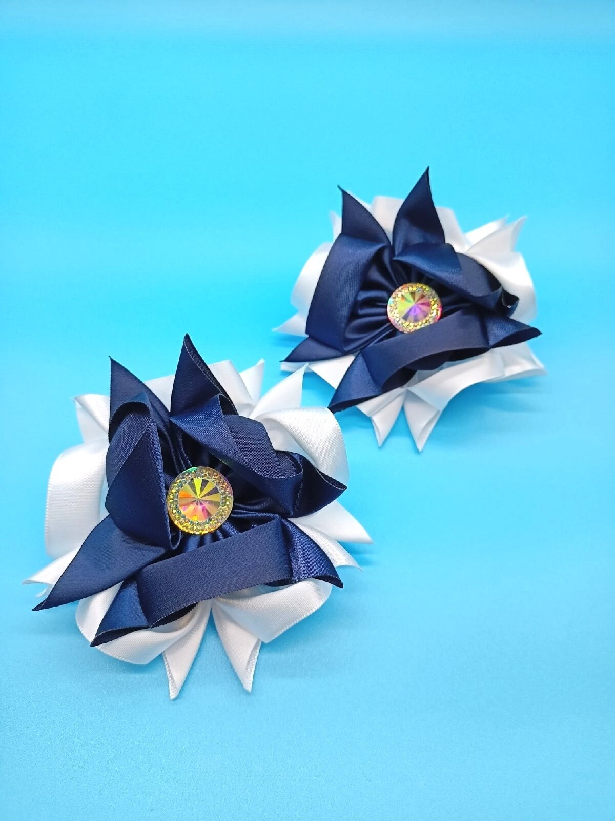 Банты для девочек / в школу / 2 штуки / белый-синий / стразы