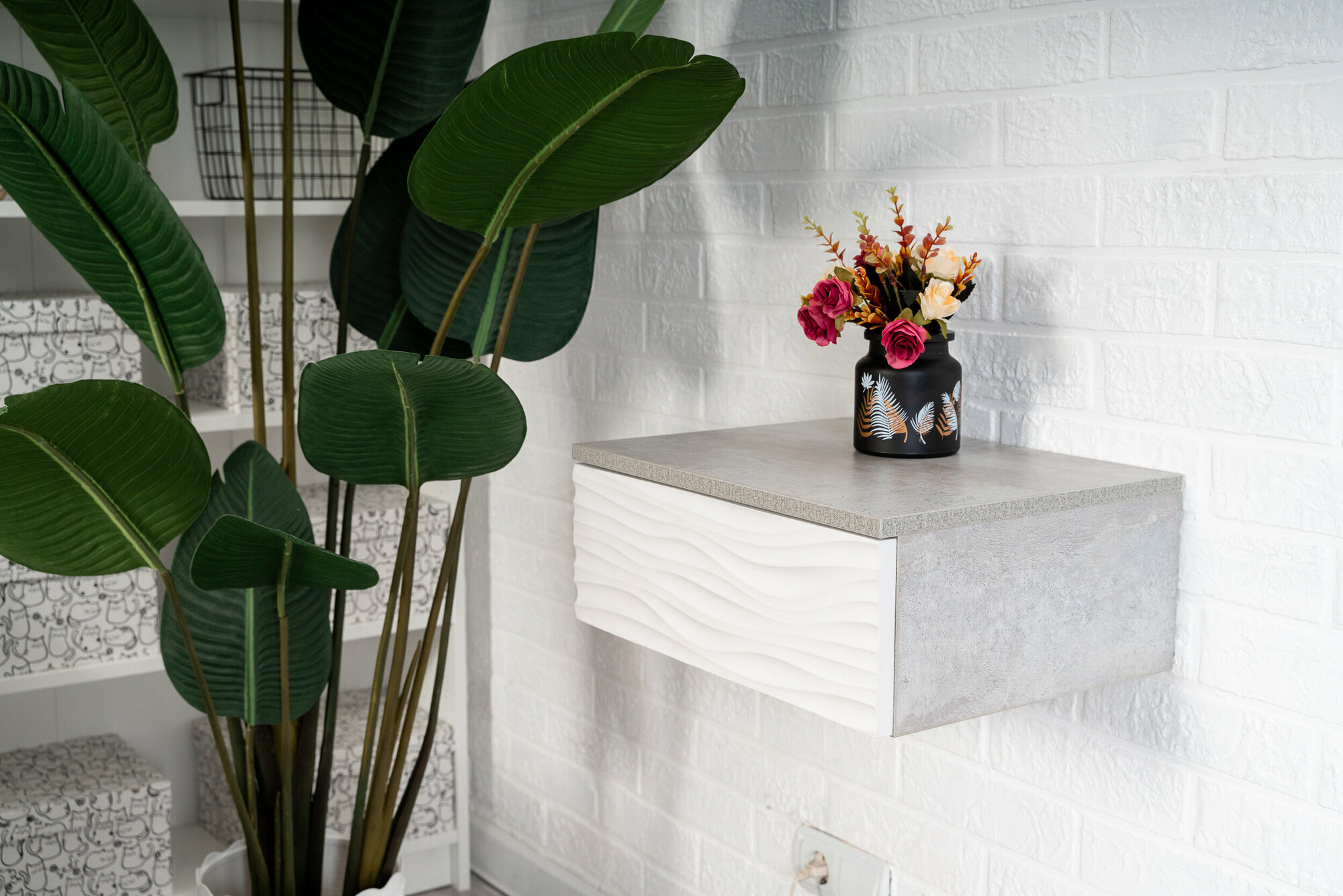 Тумба - консоль подвесная, цвет "цемент" (серый) c белым фасадом (прикроватная, для прихожей)