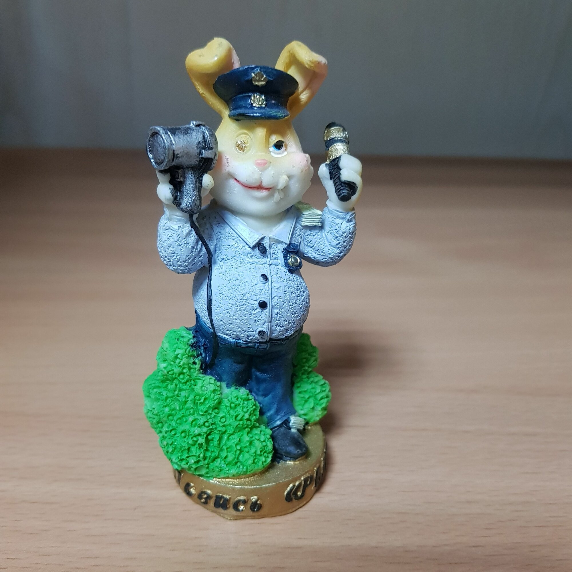 Статуэтка декоративная Полицейский - Гаишник ДПС "Ловись Рыбка" зайка 9,5х4х4,5см 11344