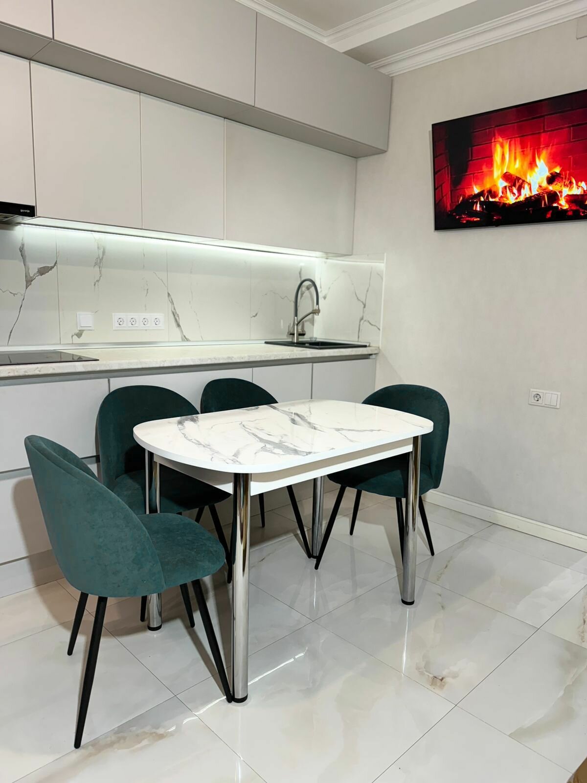 Кухонный стол и стулья комплект , Обеденная группа