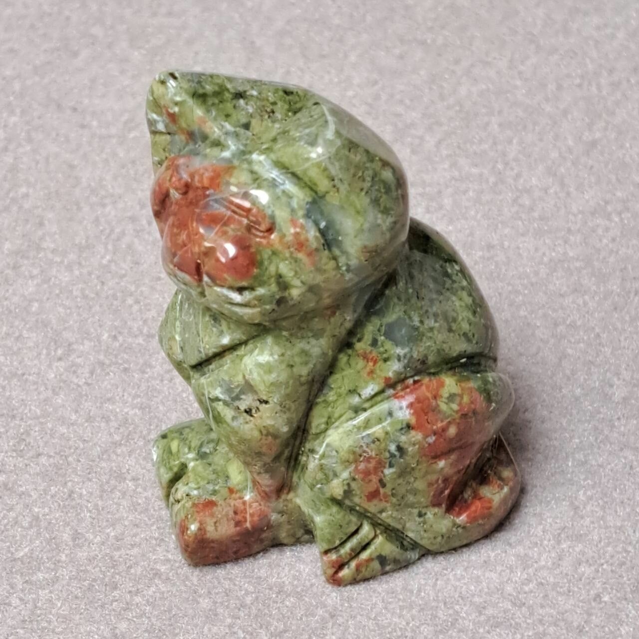 Статуэтка оберег и талисман эксклюзивная кошечка из натурального камня Унакит