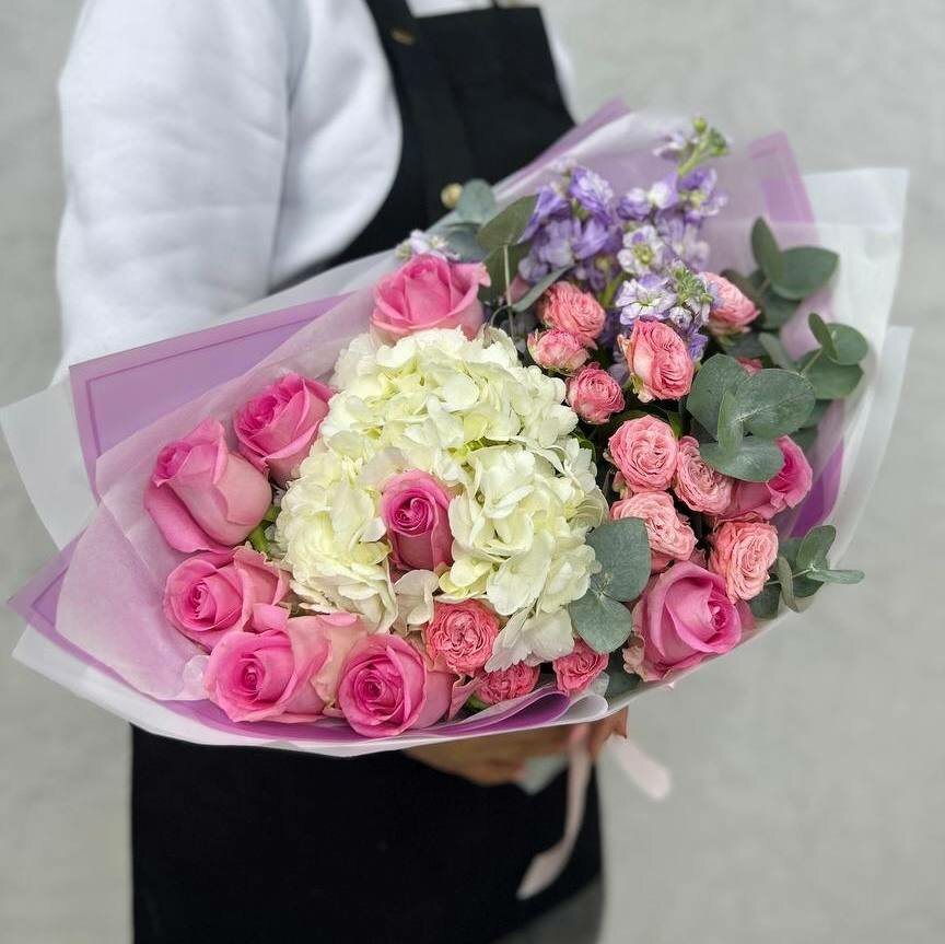 Букет Rybe-Flowers, розы, гортензии, маттиолы, эвкалипт, 17 цветов, высота 40см