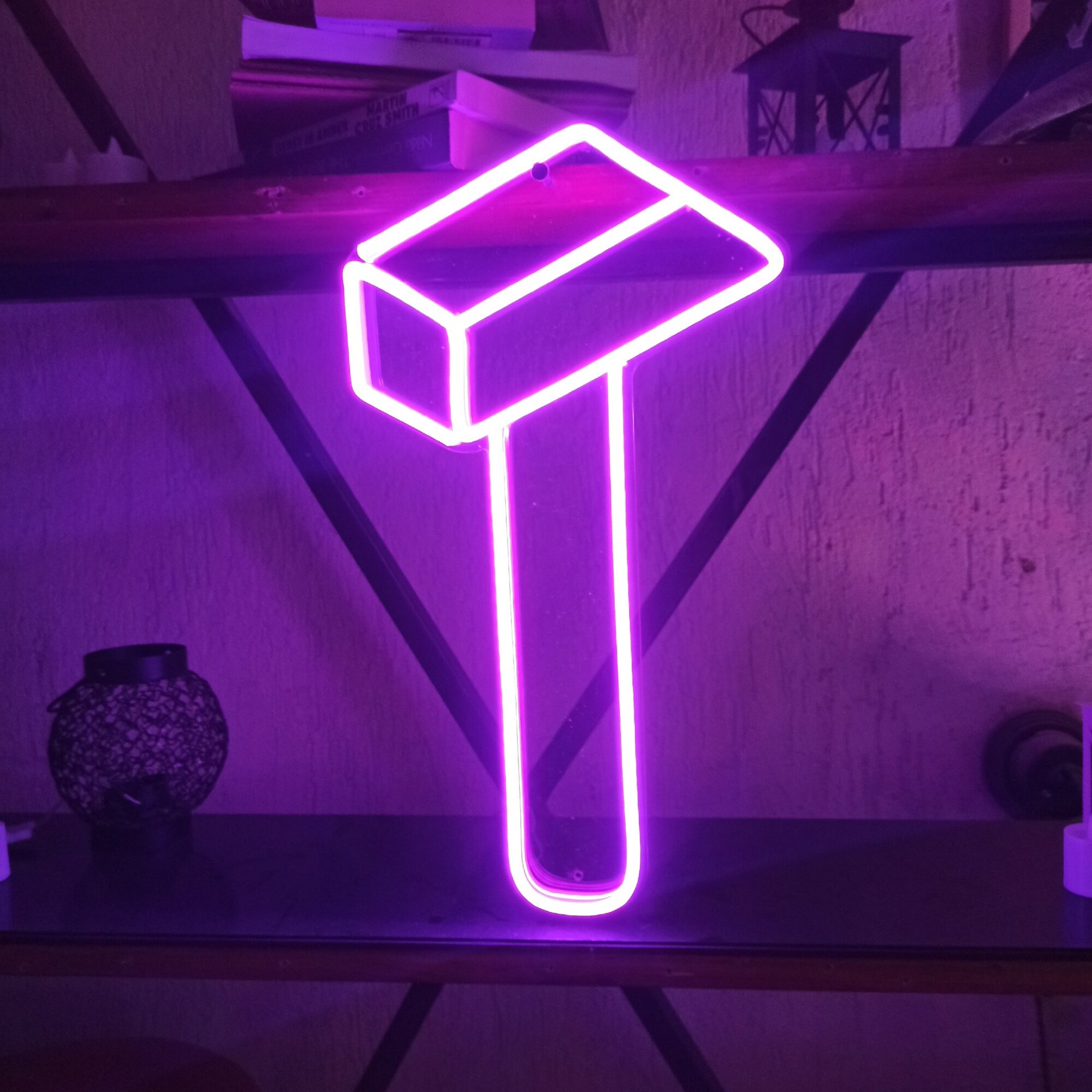 Светильник неоновый Молоток, 22х40 см, фиолетовый