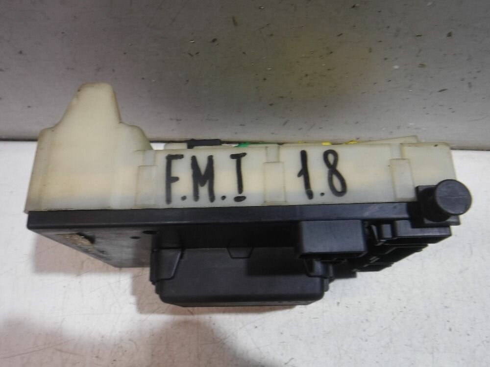 Блок предохранителей Ford Mondeo I 93BG14K150AD