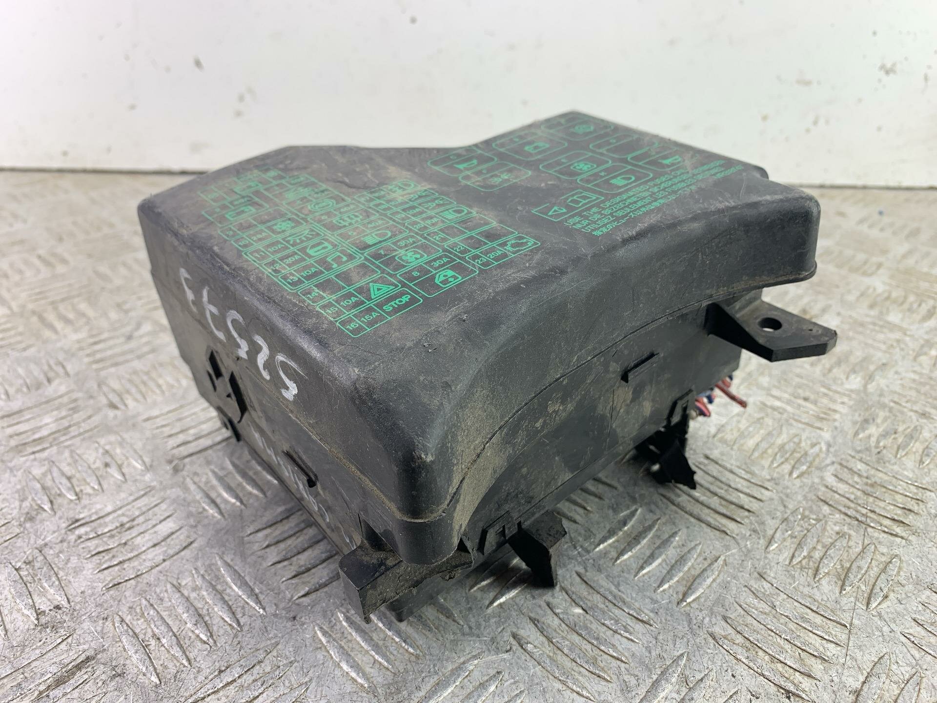 Блок предохранителей Mitsubishi Carisma 1999