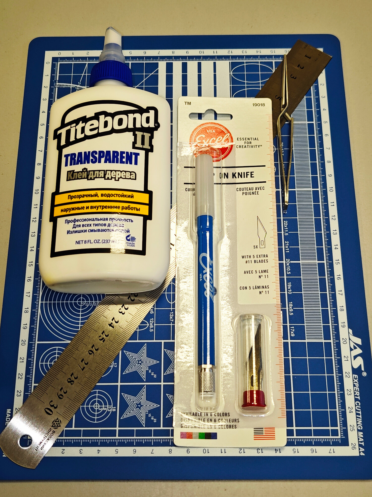 Набор инструментов и клея для бумажного моделирования и бумажных моделей, формат А4