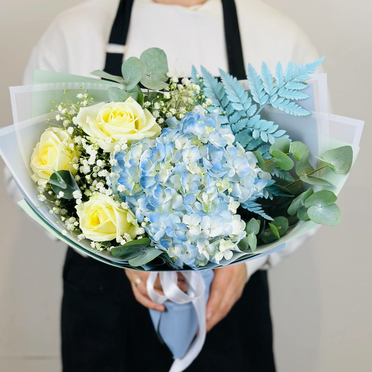 Букет Rybe-Flowers "Нежный Комплимент", белые розы, гортензии, гипсофилы, эвкалипт