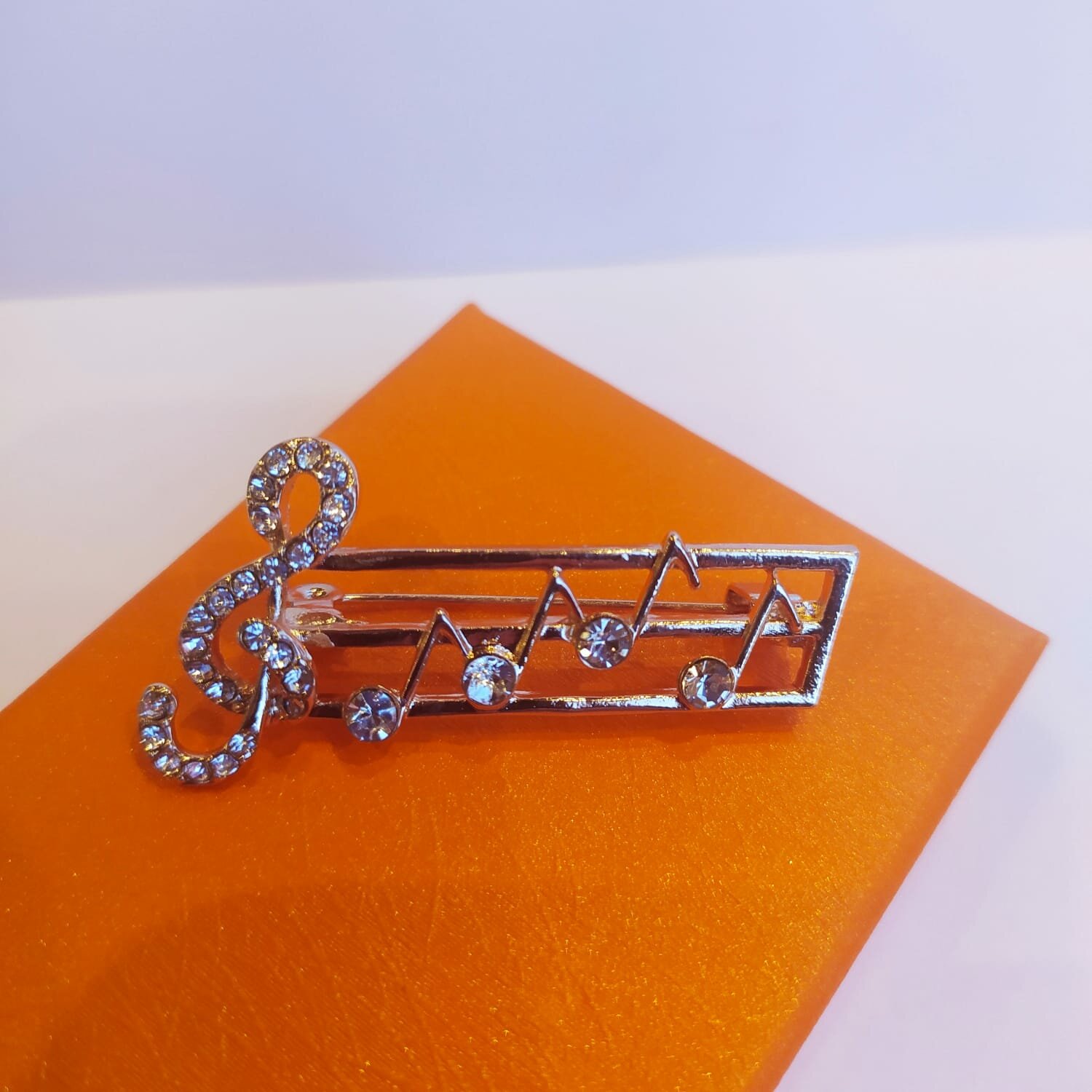 Брошь, стразы