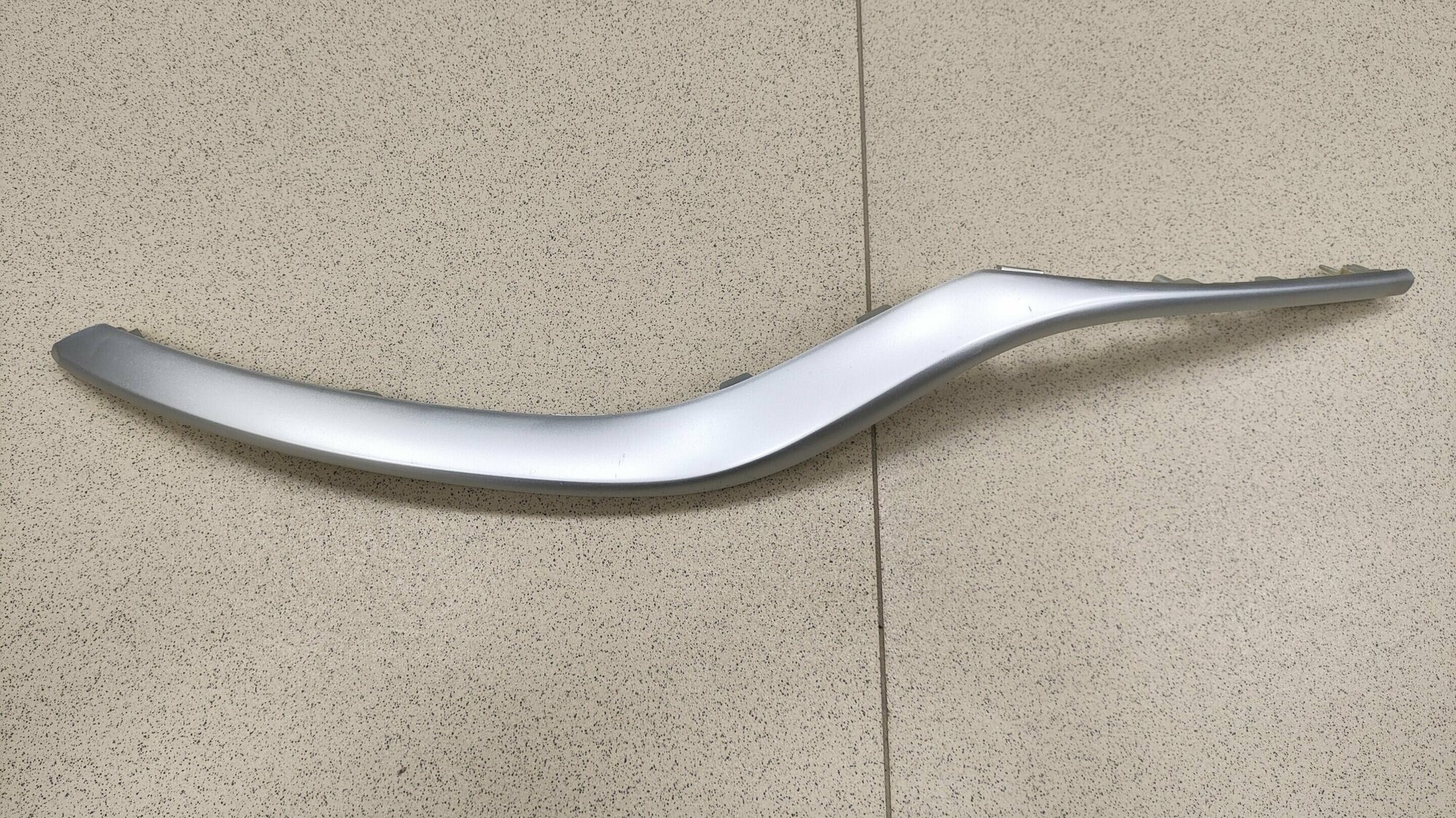 Молдинг бампера переднего правый Geely Emgrand 7 (2016-2018) [1.5 16V 5MT седан] 1068050727