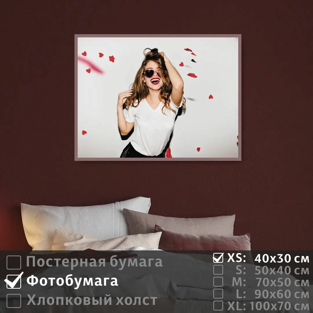 Постер на фотобумаге Девушка В Солнечных Очках С Сердечками 40х30 см ПолиЦентр