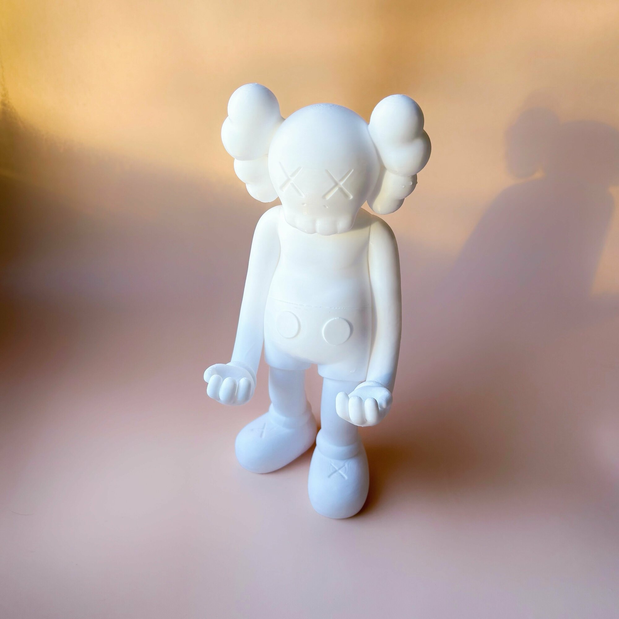 Фигурка-держатель для геймпадов KAWS