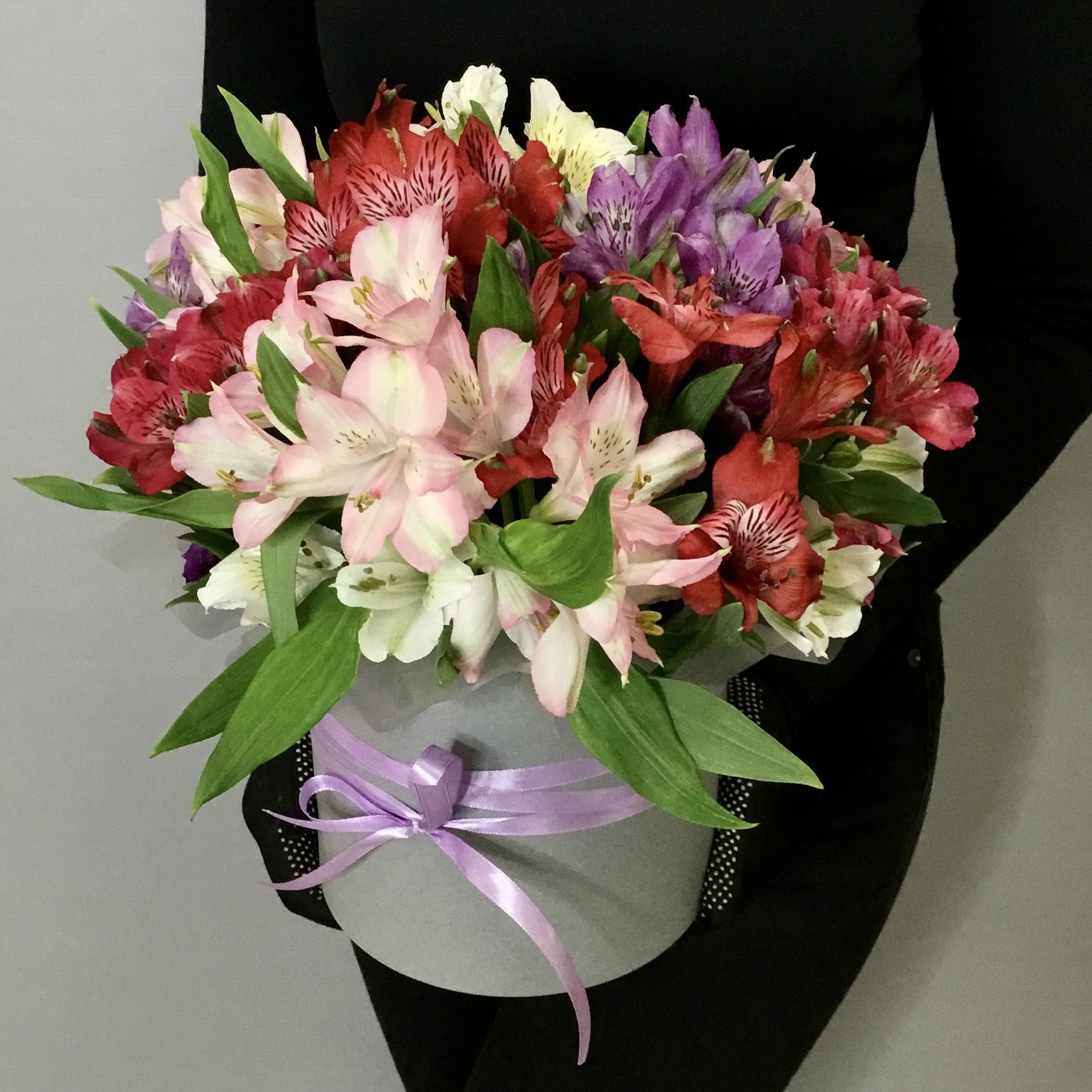 Коробка с альстромерями микс