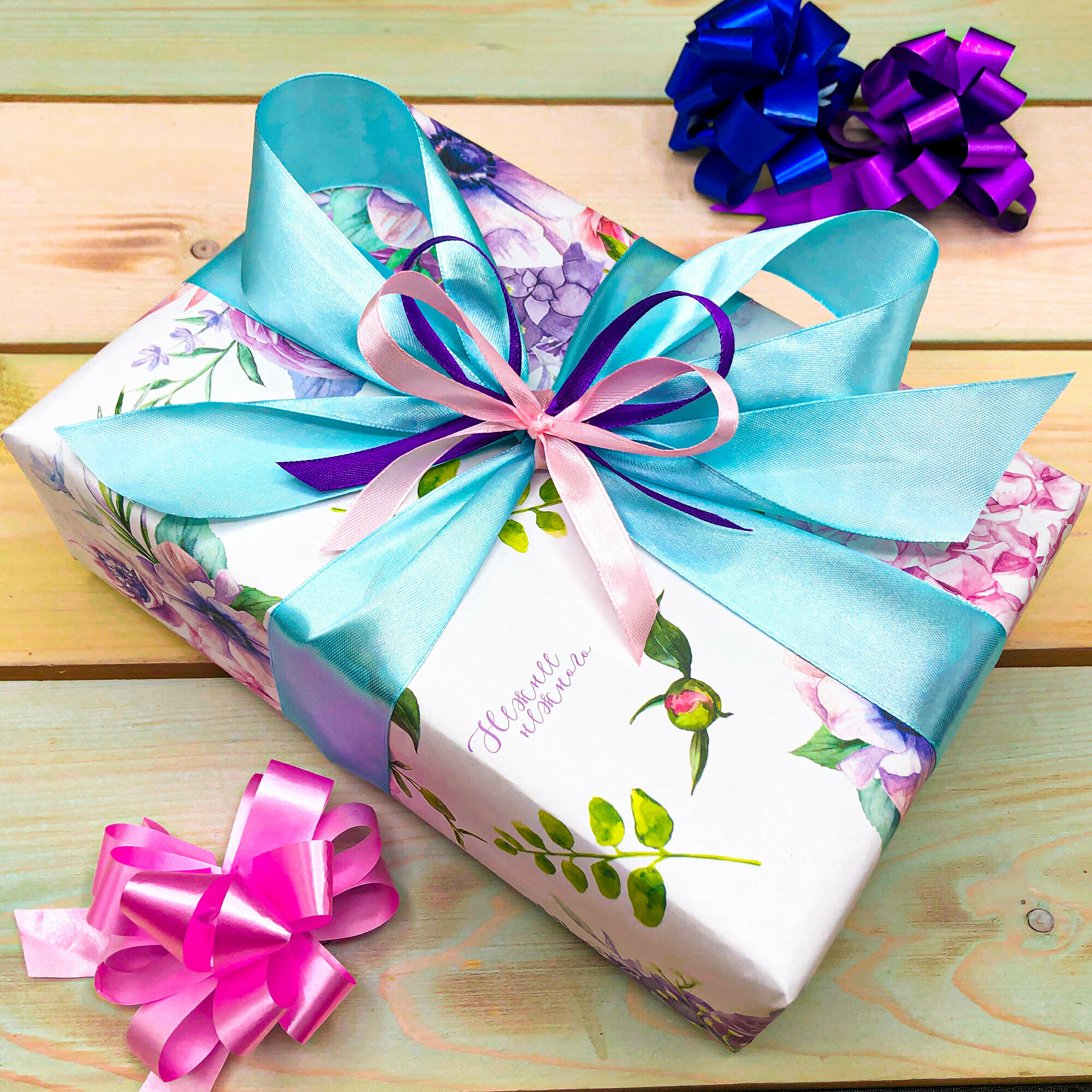 Подарочный набор на 8 марта девушке Нежный сюрприз: 3 вида чая и сладости